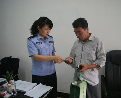 沛县交巡警：帮助别人，快乐自己_江苏文明网